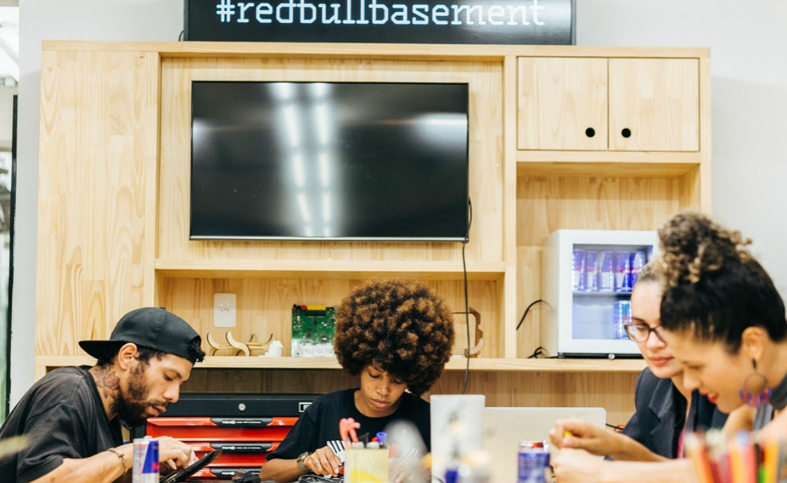 Red Bull realiza oficinas de tecnologia de impacto social - Renato Cruz